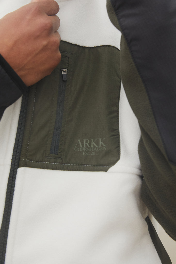 ARKK Essential Fleece Jacket | Marshmallow Dark Army - Gratis fragt